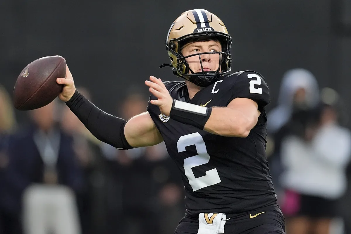 Vanderbilt QB Diego Pavia's mom becomes viral sensation in the stands ...