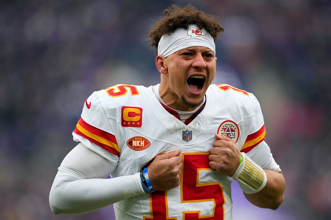 Patrick Mahomes shows off the jersey in which the Chiefs will face the ...