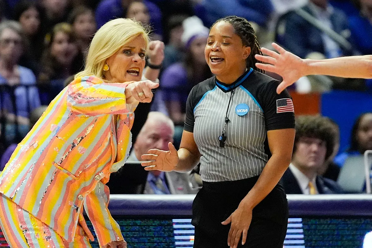 LSU head coach Kim Mulkey's interaction with MTSU star goes viral | Marca