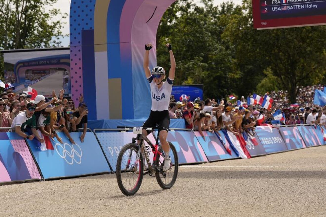 Haley Batten se lleva la medalla de plata... ¡y es multada! | Marca