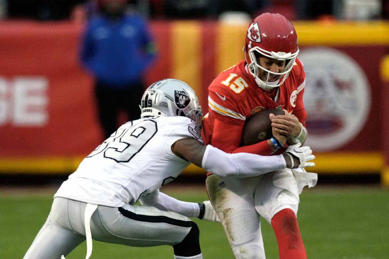 Raiders stun sloppy Chiefs with 2 defensive TDs in 20-14 victory on ...