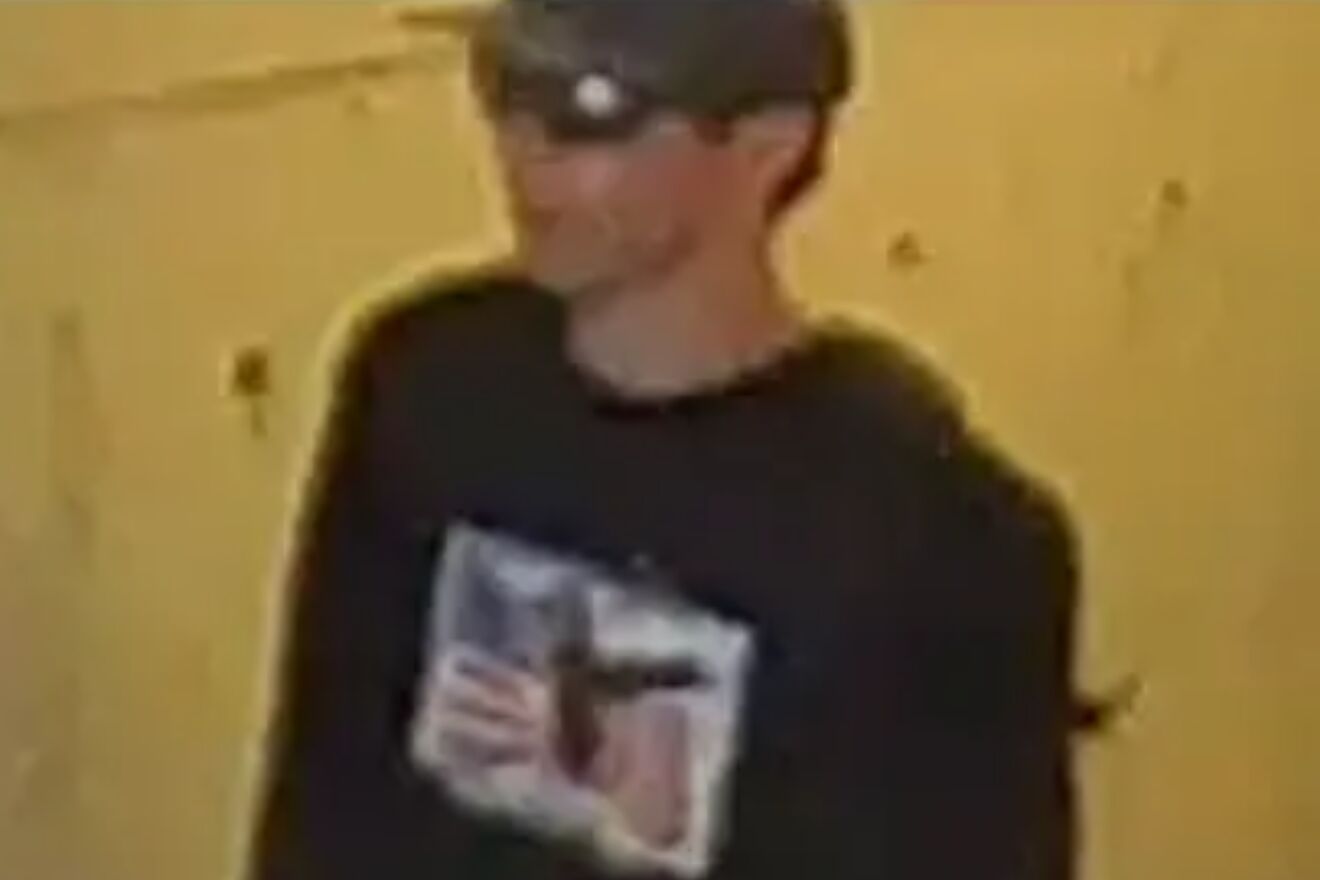 FBI releases first images of a 'person of interest' in Charlie Kirk's murder | Marca