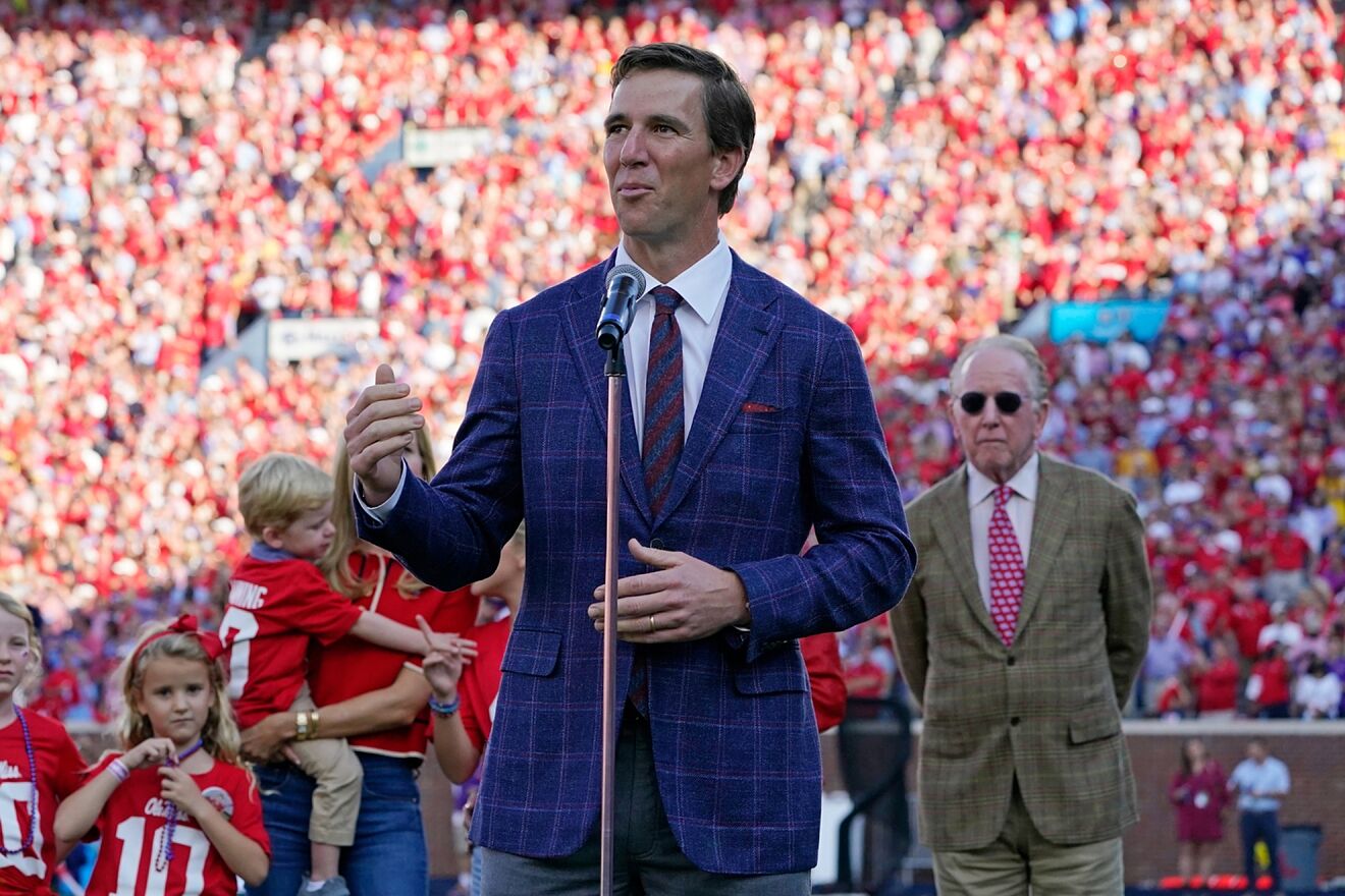 Eli Manning flexes signed Knicks basketball in heartwarming family ...