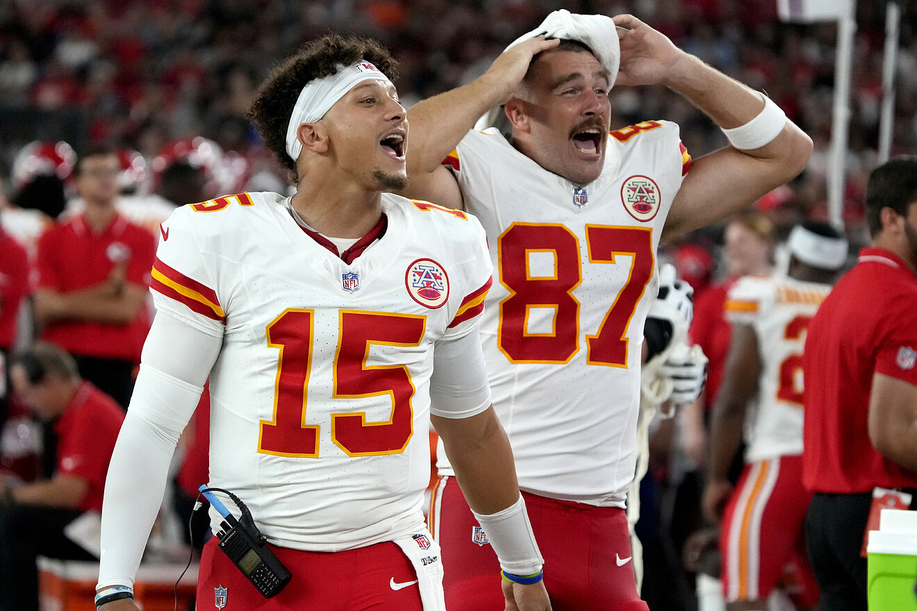 Travis Kelce's impressive catch surprises Taylor as Mahomes throws a pass from the stage | Marca