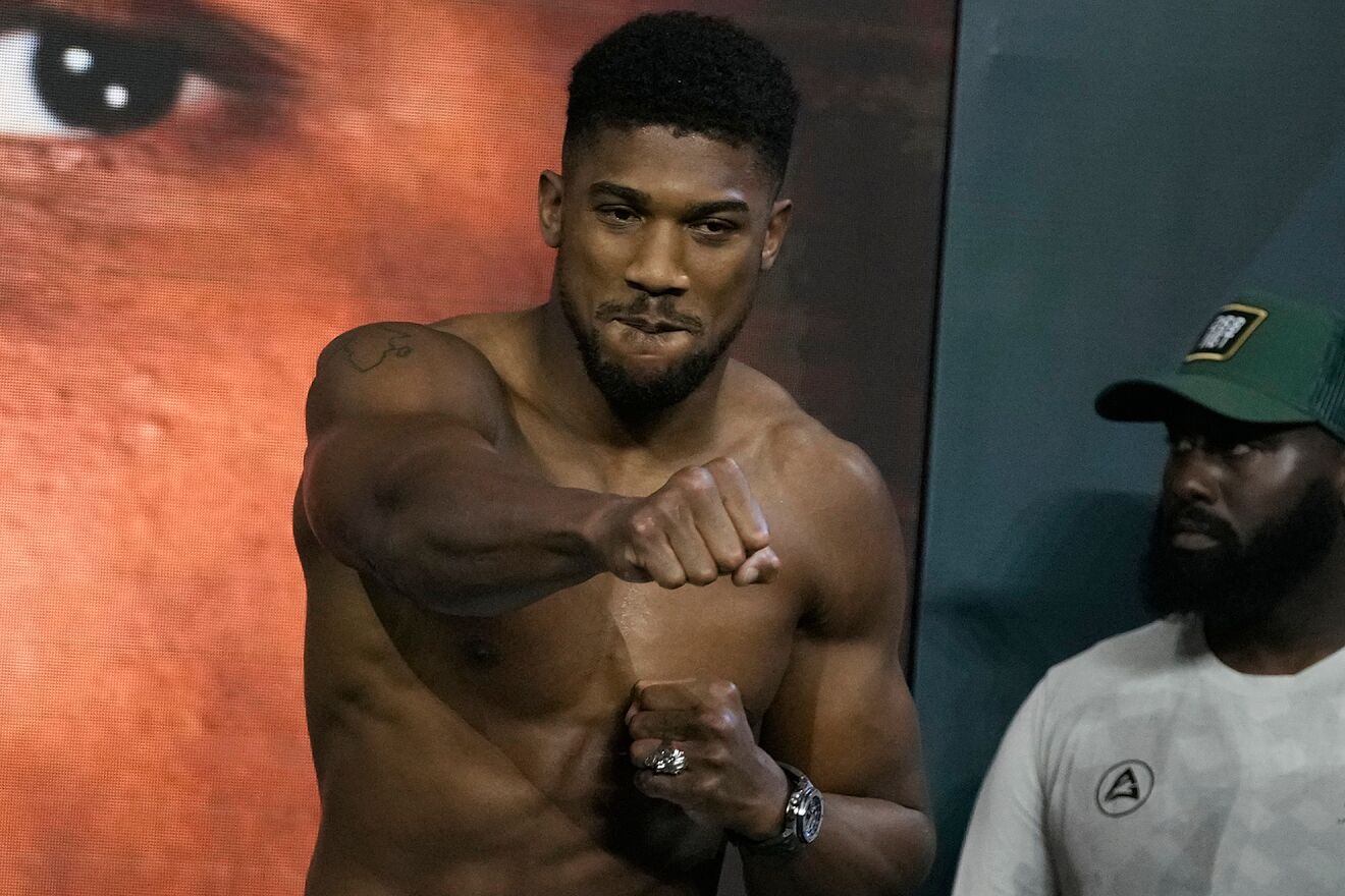 Anthony Joshua is sick and tired of "dippy" Tyson Fury and puts ...