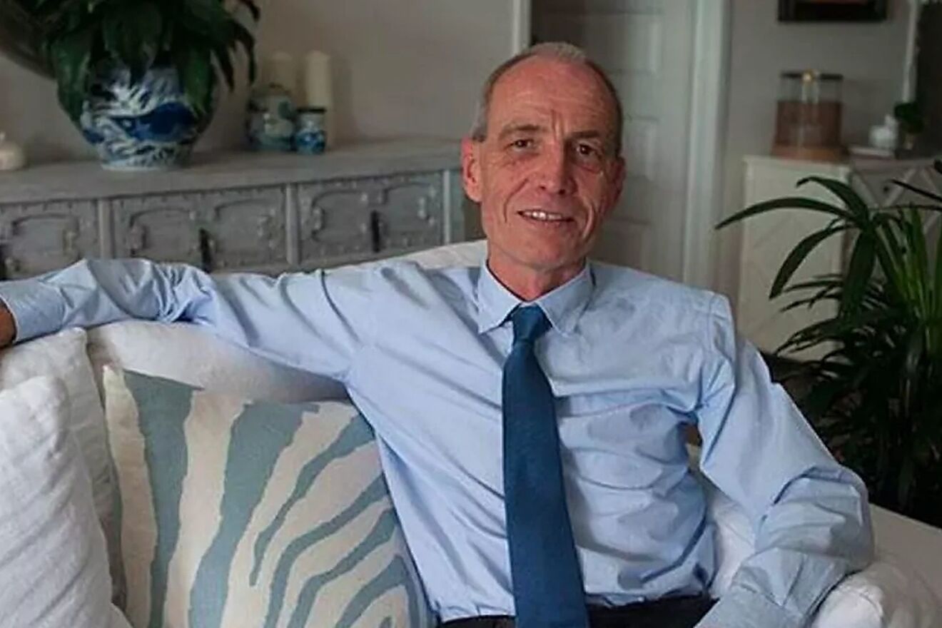 Simon Charles Dorante-Day's sisters rubbish his claim that he is King ...