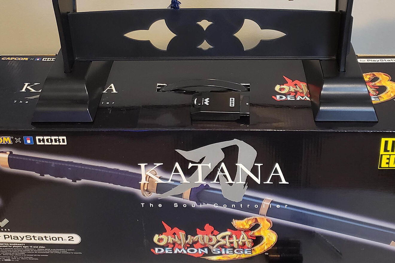 A katanazo limpio; este mando de PS2 con forma de espada es lo más raro ...