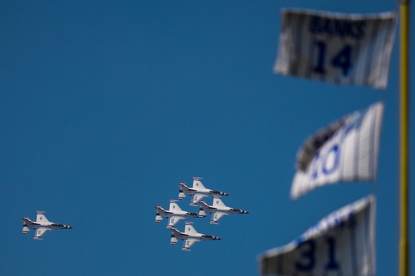 Chicago Cubs players and fans get the fright of their lives when ...