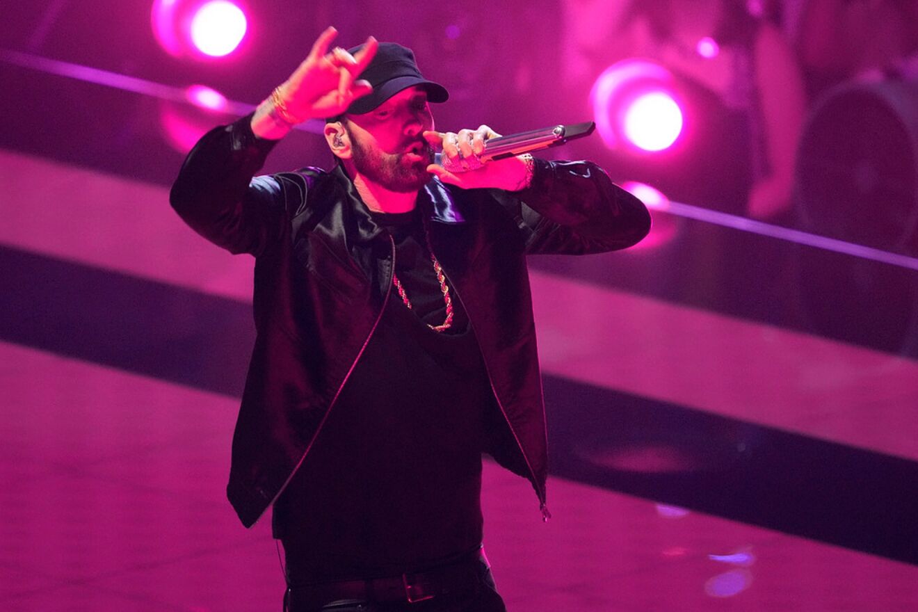 Eminem seen at Levi's Stadium flipping off Niners fans at NFC ...