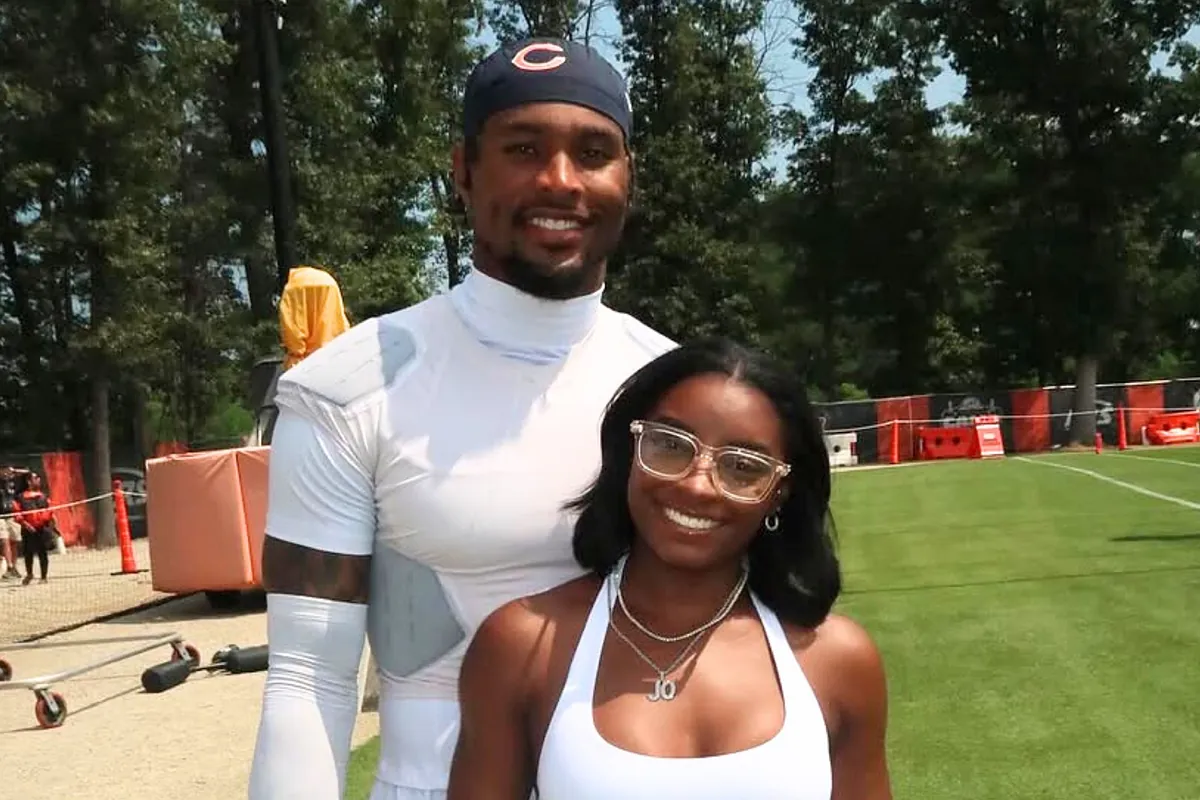 Simone Biles is so "small and tiny" that Jonathan Owens pulls off a lift with ease making it ...