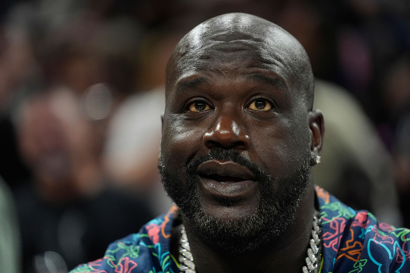 Shaquille O'Neal deliberately falls on top of Charles Barkley with all ...