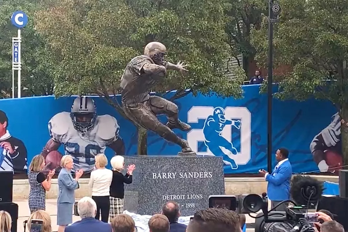 The GOAT: Detroit Lions unveil Barry Sanders statue at Ford Field | Marca
