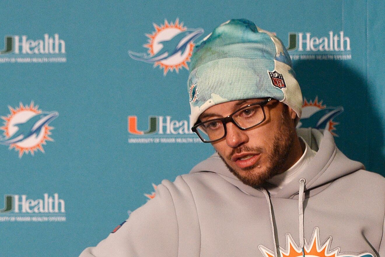 Dolphins HC Mike McDaniel was apparently vaping during loss to Bills ...