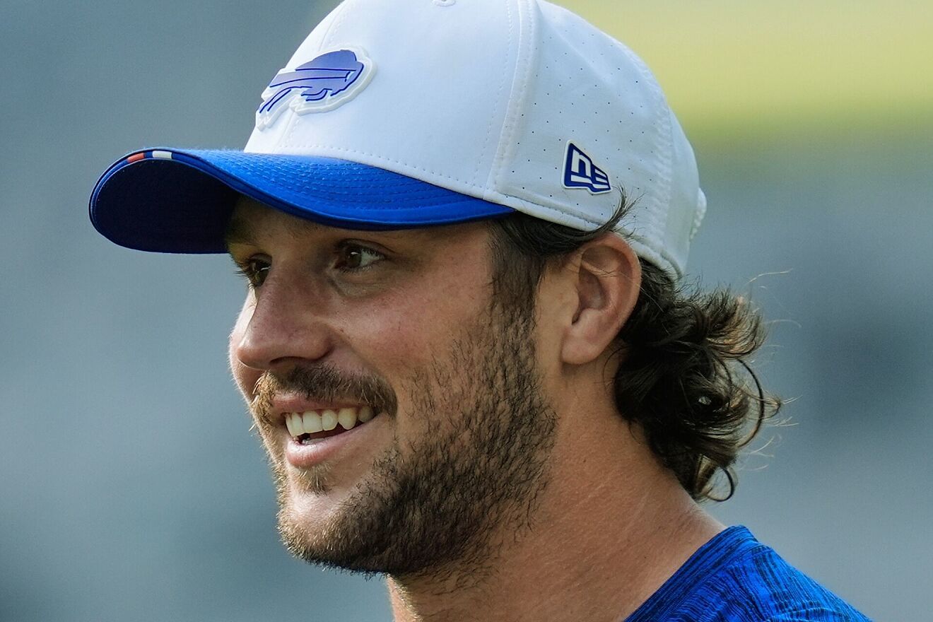 Josh Allen unveils the new white uniforms of the Buffalo Bills 2025 | Marca