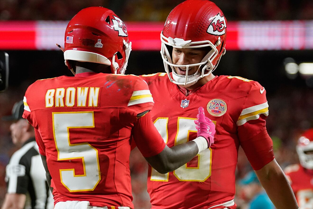 Patrick Mahomes surpasses Dan Marino's touchdown pass record | News ...