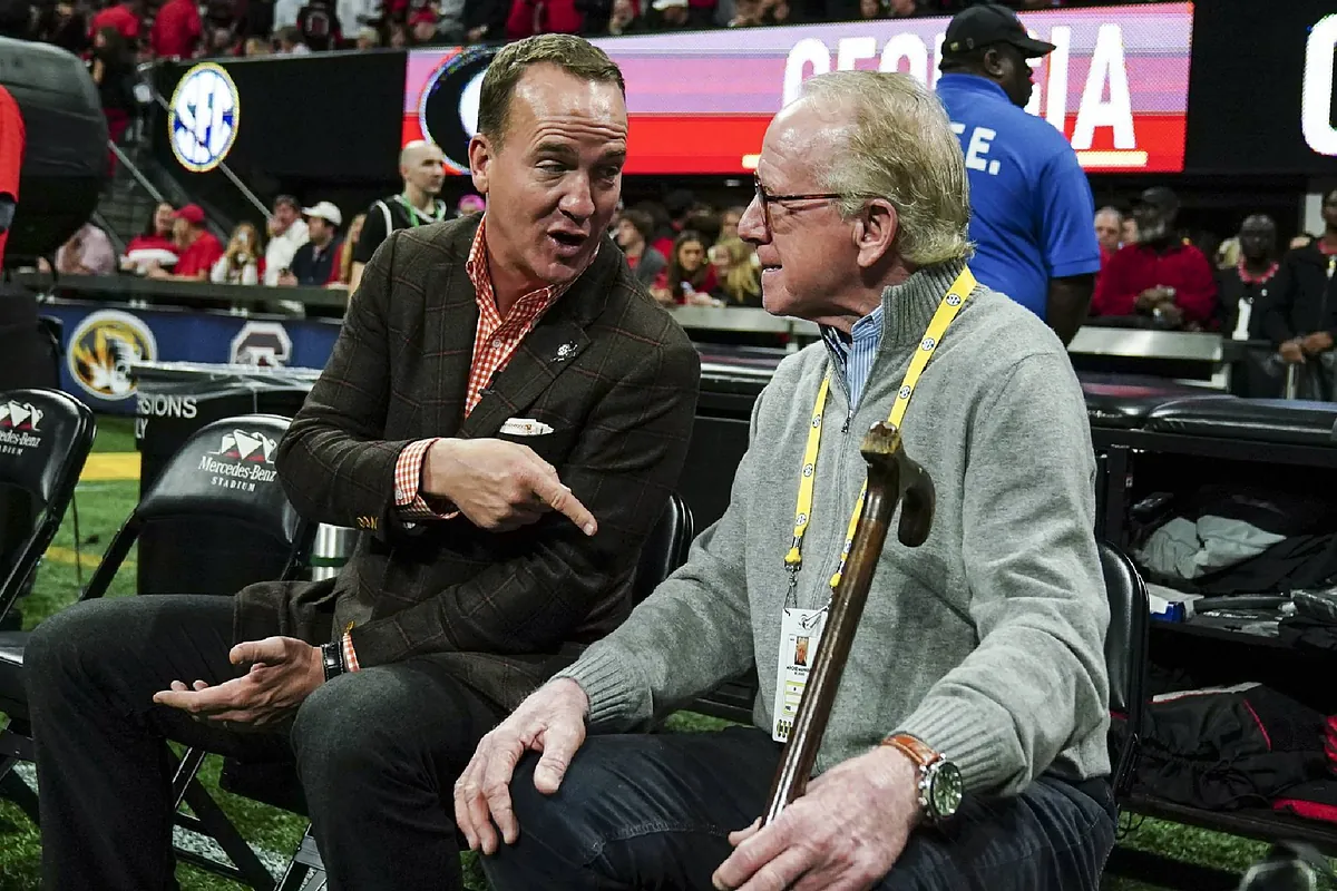 Archie Manning, grandfather of Arch, quarterback of the Texas Longhorns ...