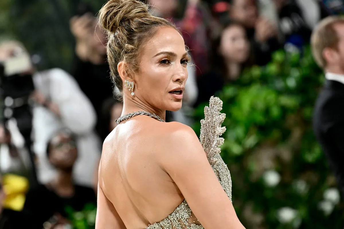 Jennifer Lopez female bodyguard puts actor in his place during assault ...