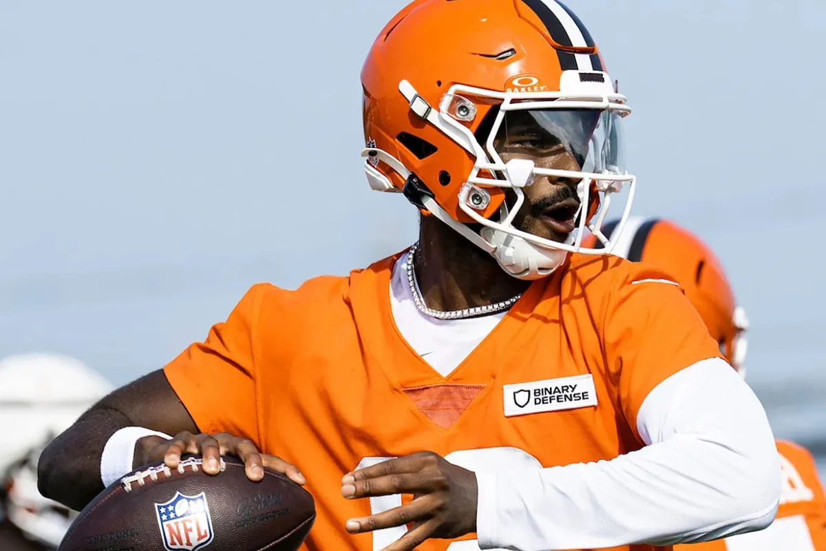 Shedeur Sanders makes a deep throw and his receiver drops the ball ...