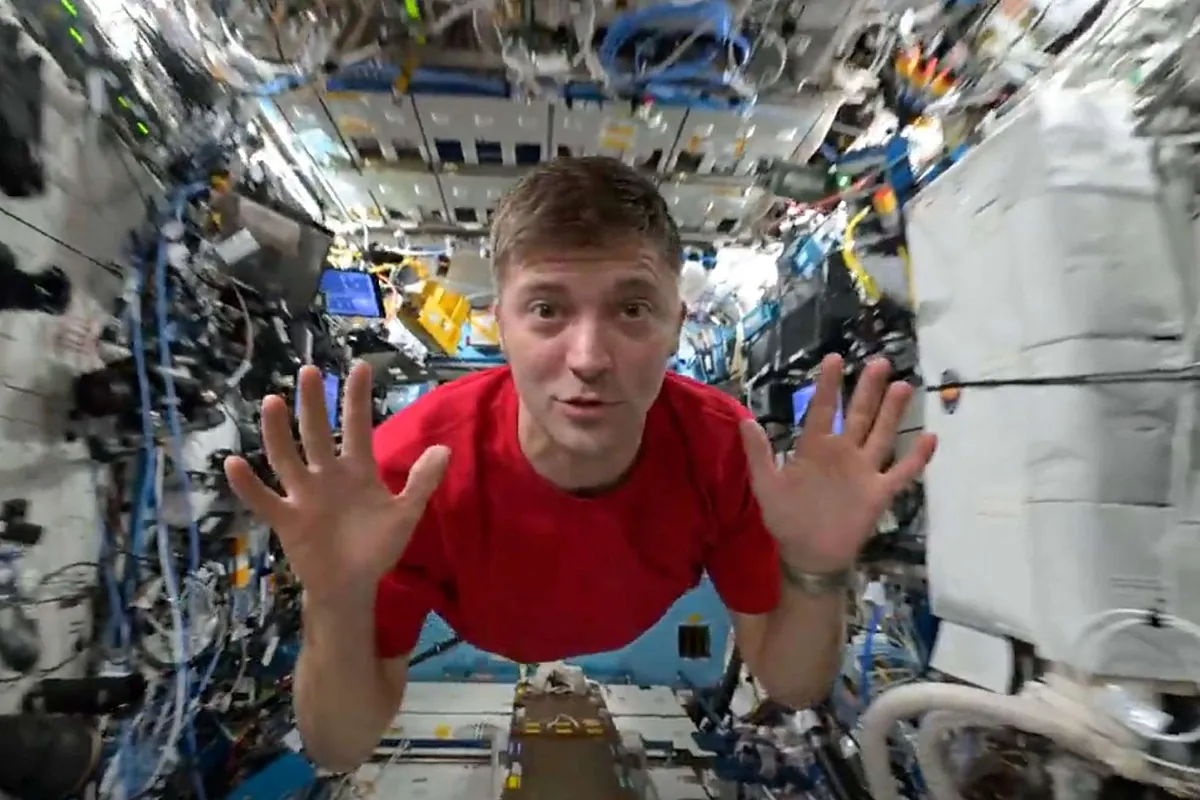 Astronaut Matthew Dominick shows how to record a video with zero ...