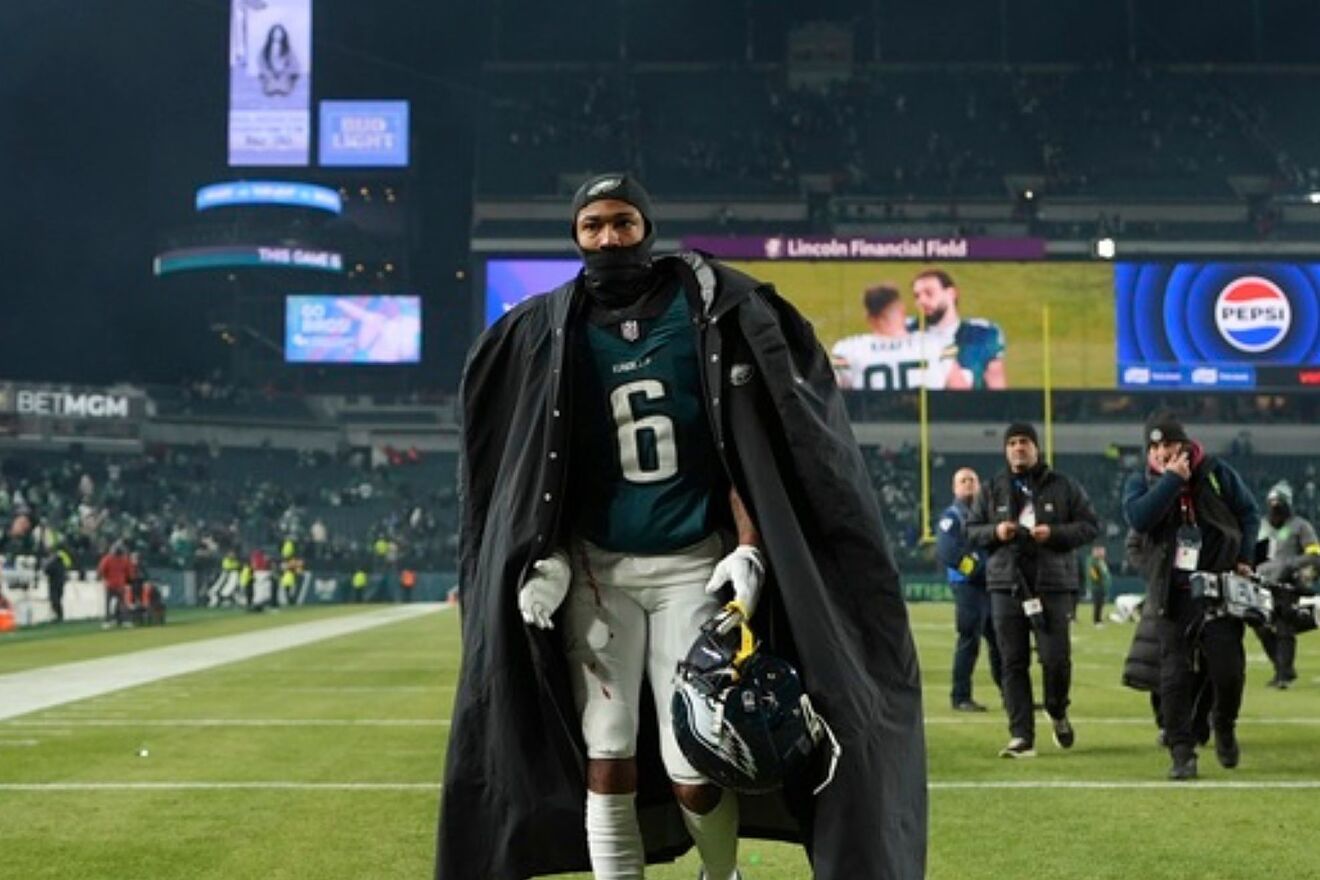 DeVonta Smith takes gruesome hit before breaking Eagles playoff record ...