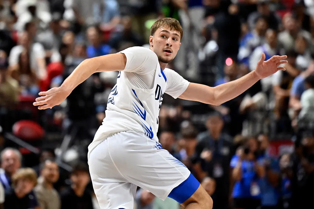 Cooper Flagg's hilarious attempt at the Happy Gilmore golf swing ...