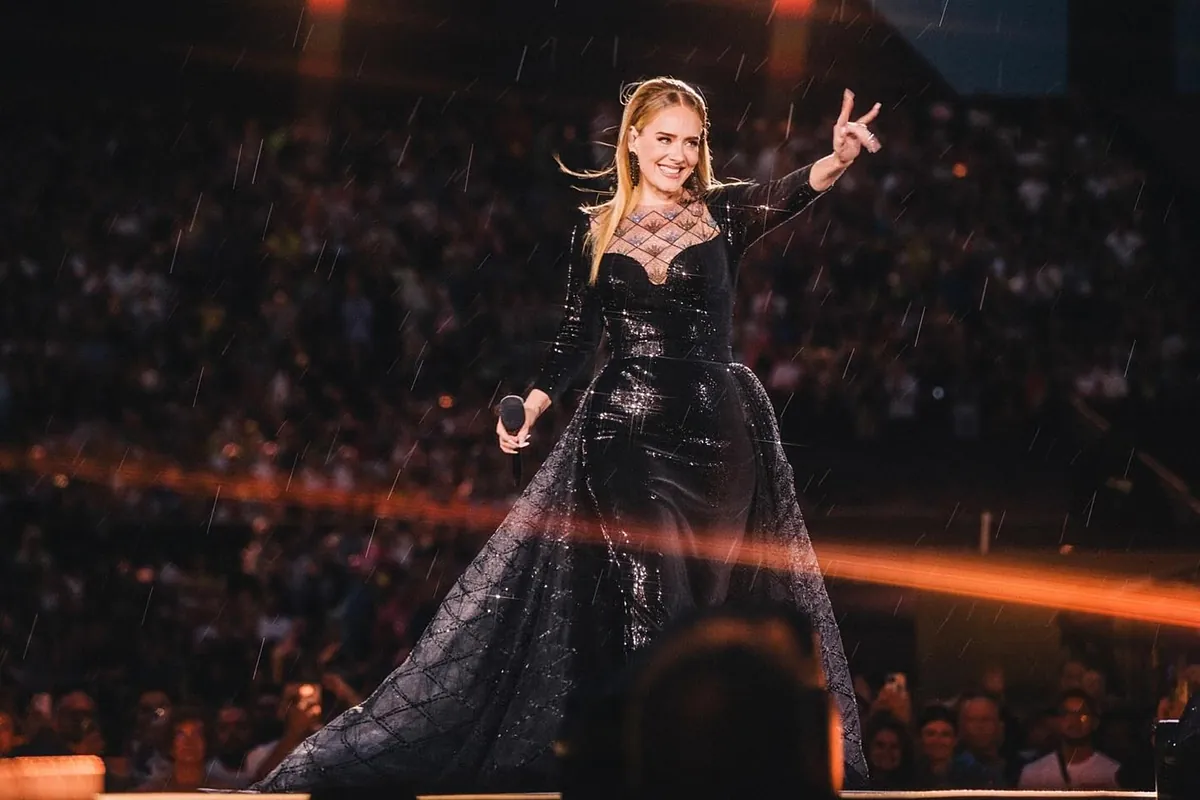 Adele's tribute to a legendary actress culminated in a heartfelt hug ...