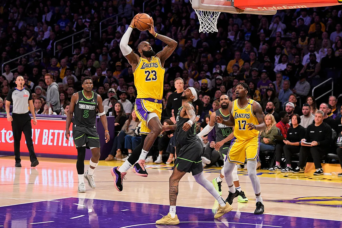 LeBron James shocks fans with explosive dunks at 40 as he trains for ...