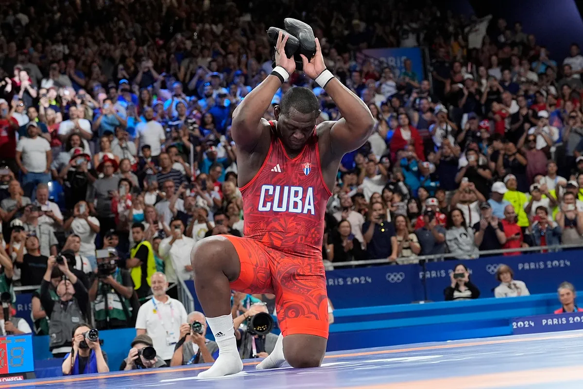 Cuban wrestling legend Mijaín López makes history with fifth ...