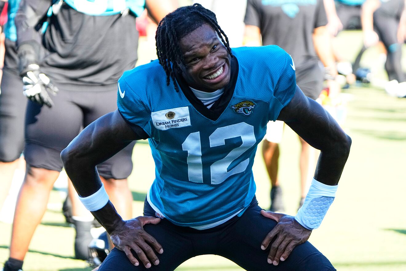 Travis Hunter's drastic hairstyle change before Jaguars-Panthers game ...