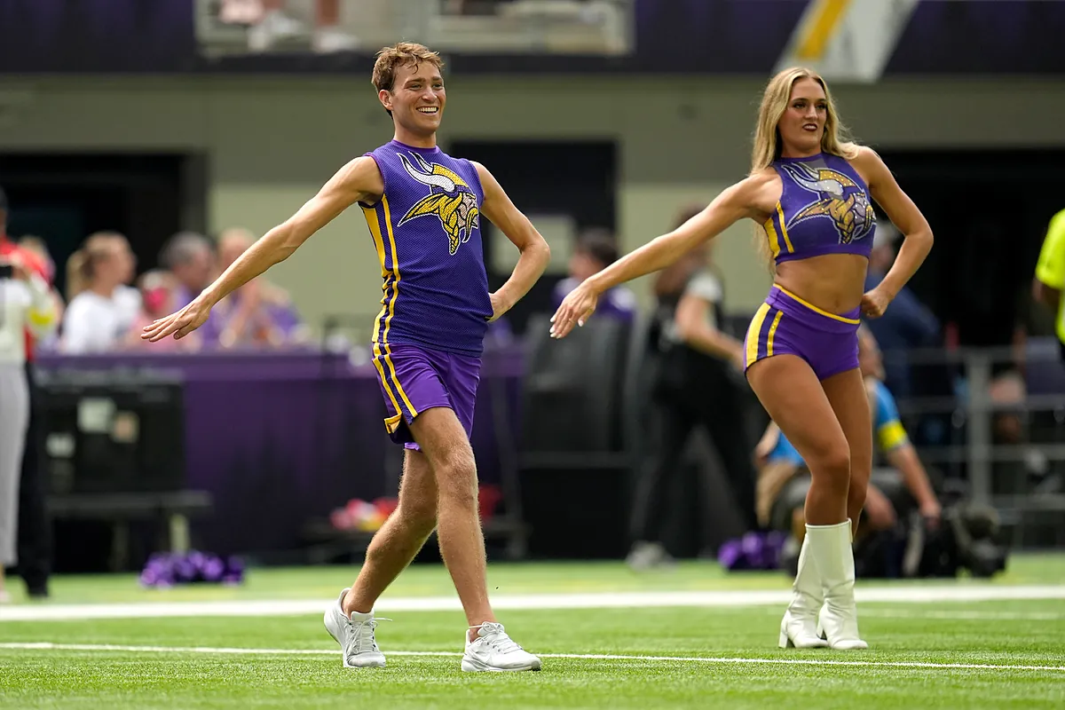 Vikings defend male cheerleaders amid social media backlash over viral ...