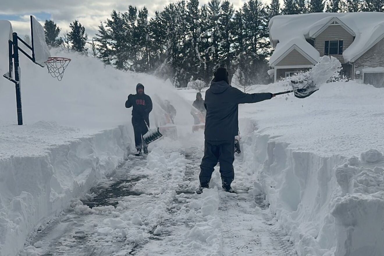 Buffallo Bills fans help players plow snow to reach the airport ahead ...