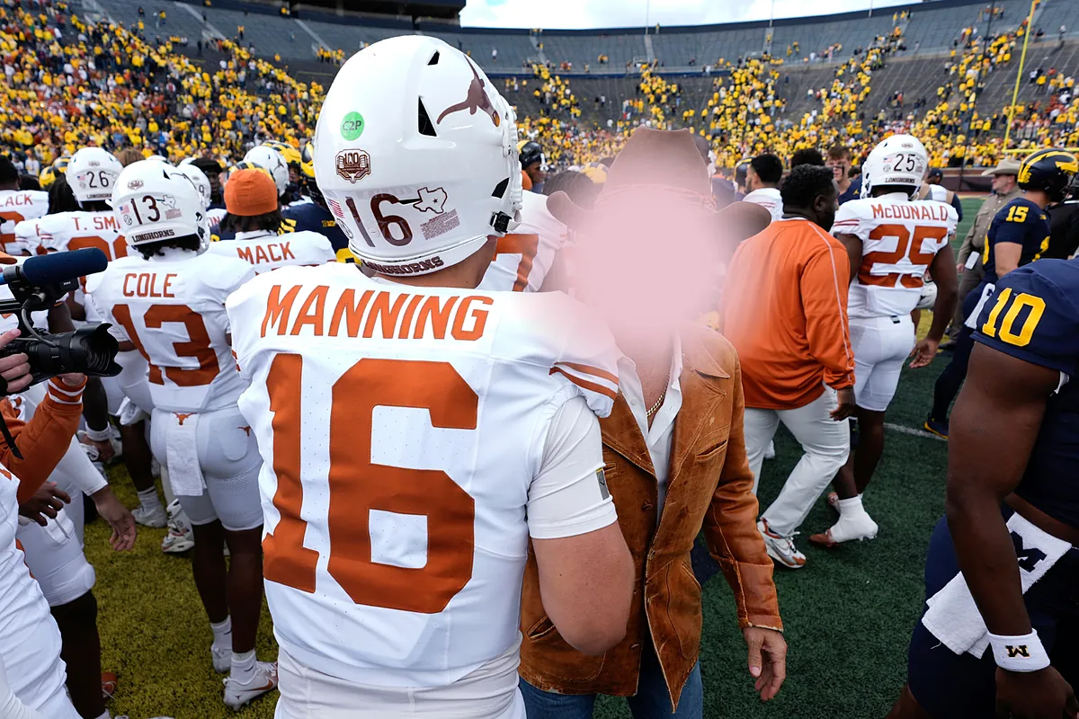 Arch Manning gets big hug from famous movie star despite not playing a ...