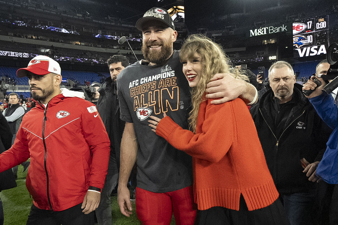 Tony Romo explains the reason he calls Taylor Swift Travis Kelce's wife on the telecasts | Marca