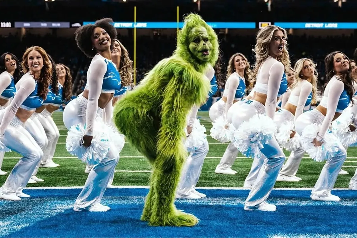 The Grinch danced and met with Lions legend Barry Sanders in a night of ...