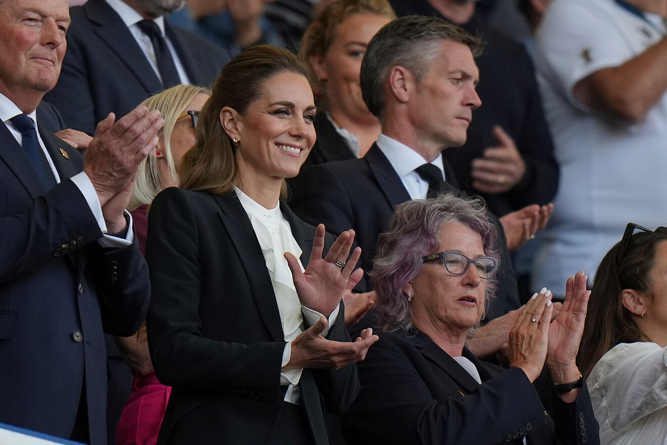 Kate Middleton smiles as she cheers on England at the Women's Rugby ...