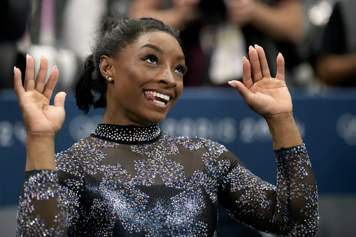 Simone Biles confuses fans with strange move during vault routine ...